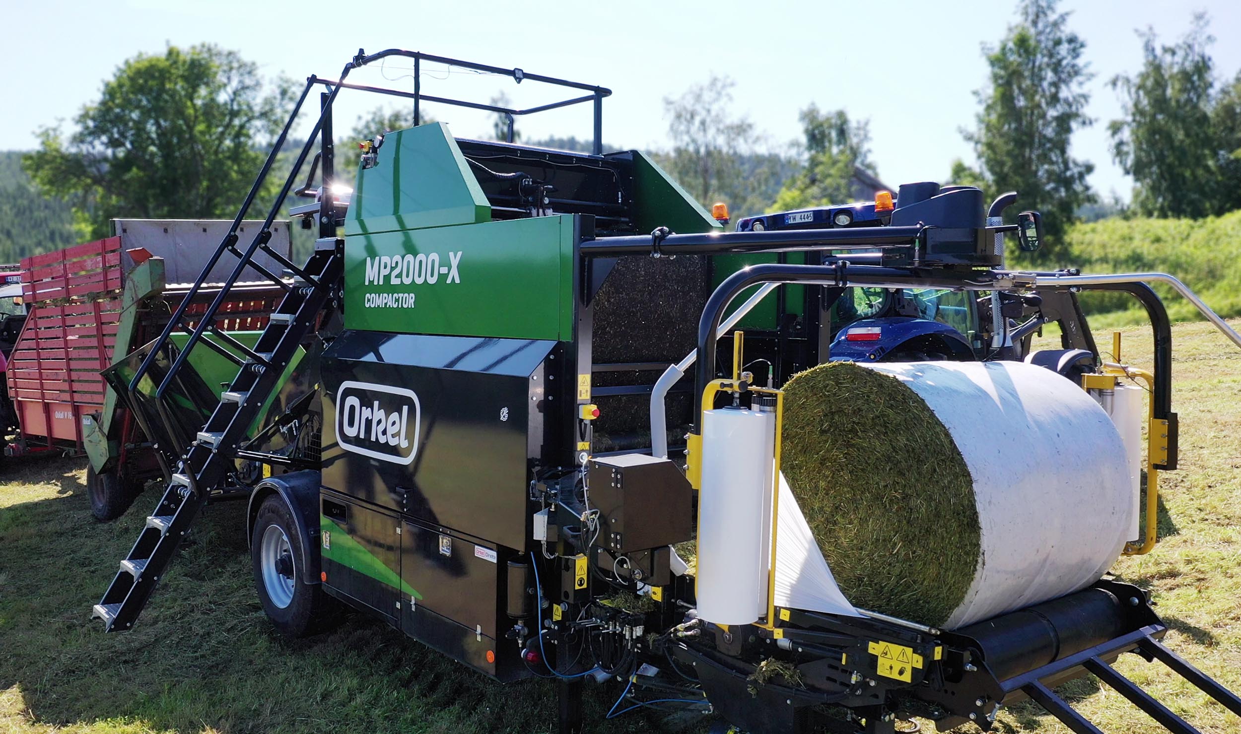 Baling short chopped grass - Orkel